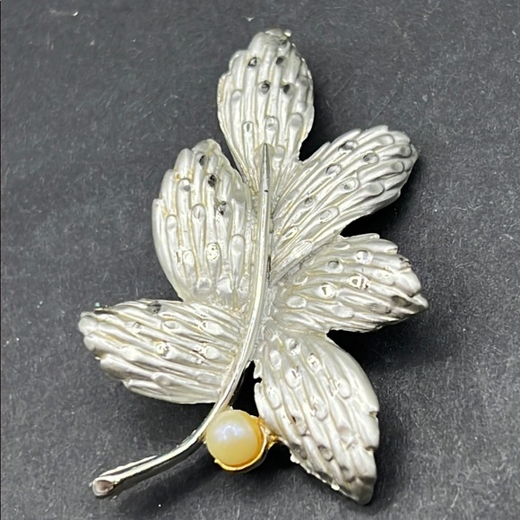 BSK | Jewelry | Vintage Bsk Faux Pearl Leaf Brooch | Poshmark